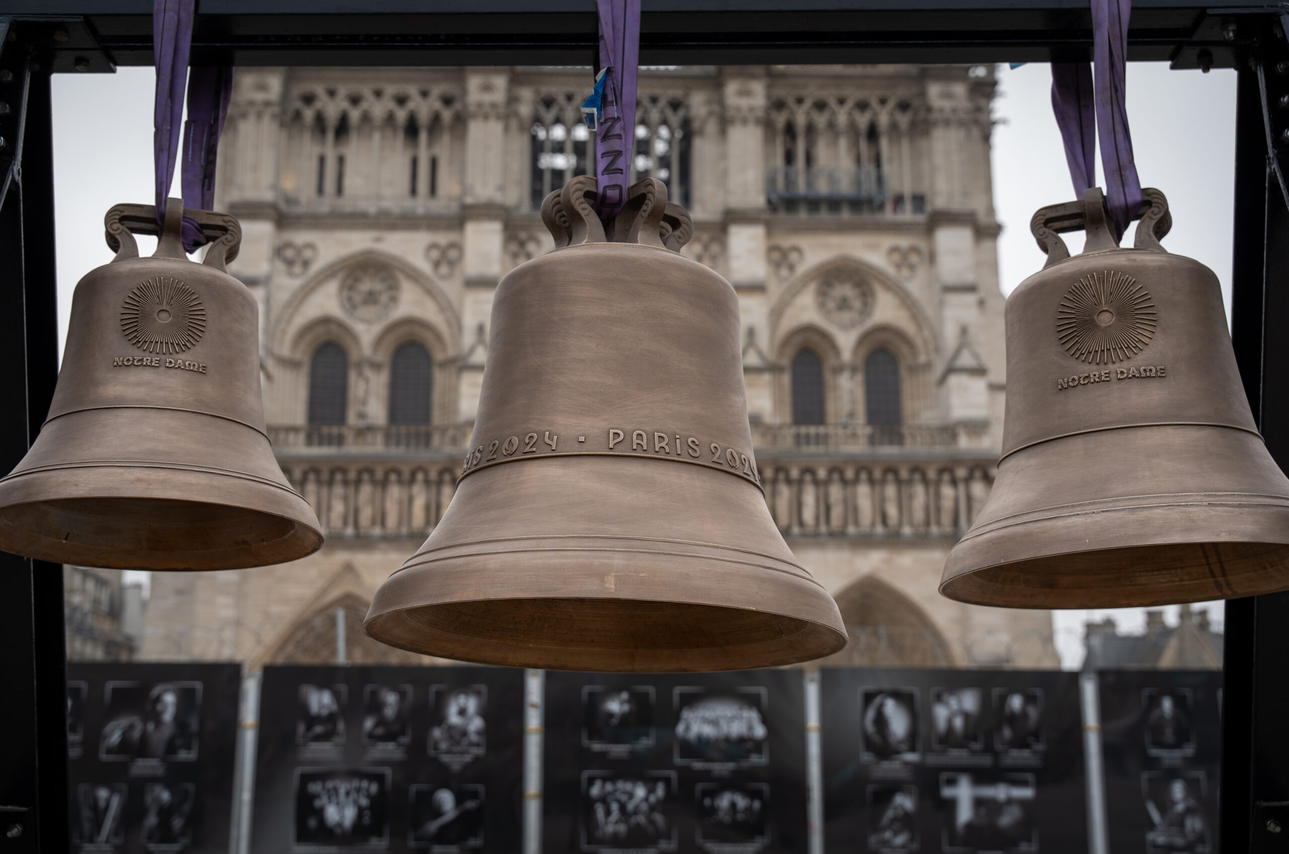 La cloche de Paris 2024 entre à Notre-Dame - Revivre Notre-Dame
